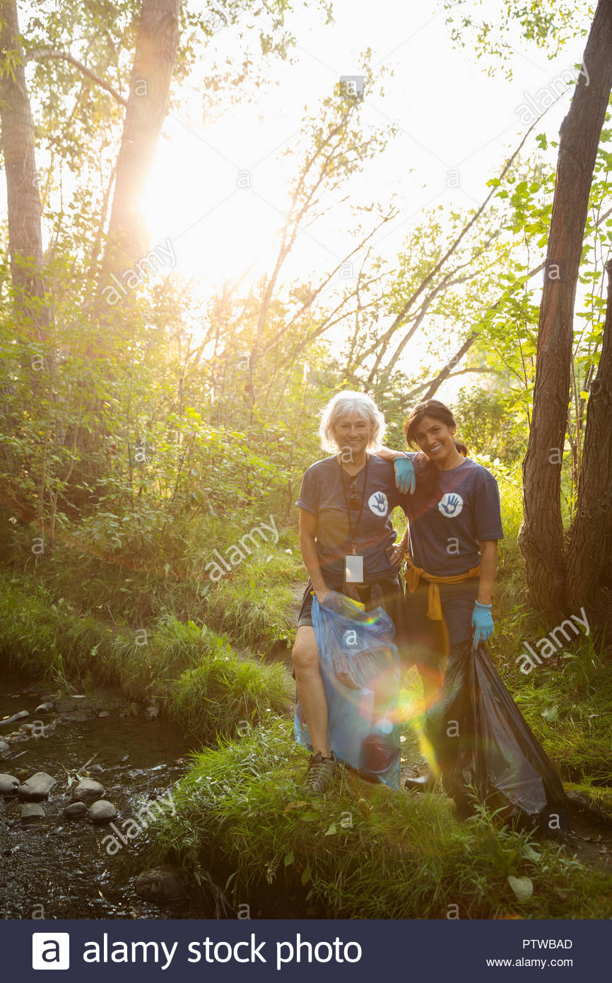 Women cleaning happy hi-res stock photography and images - Alamy