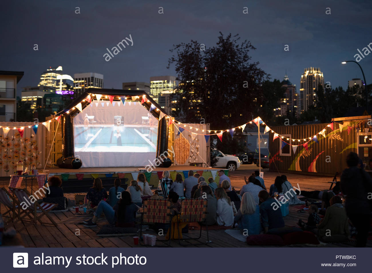 Crowd park family hi-res stock photography and images - Alamy