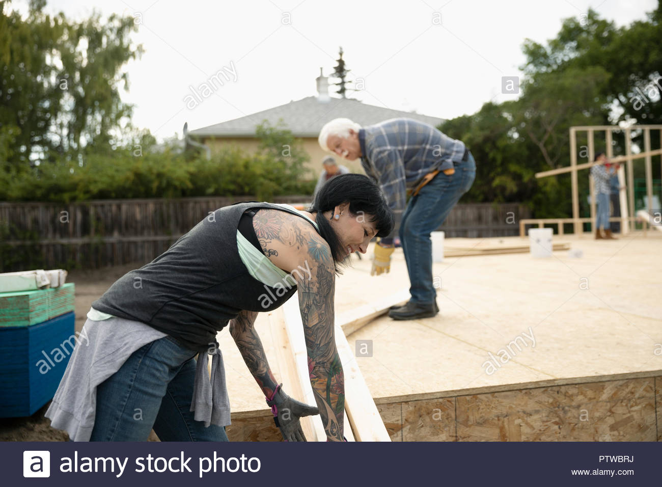 Volunteer house build hi-res stock photography and images - Alamy