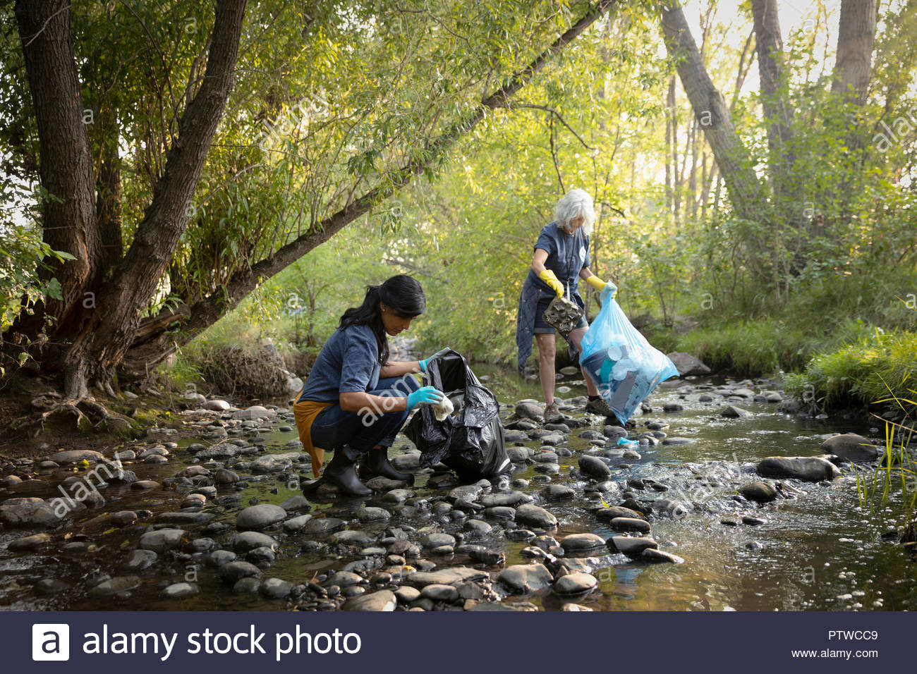 Women with garbage bag hi-res stock photography and images - Alamy
