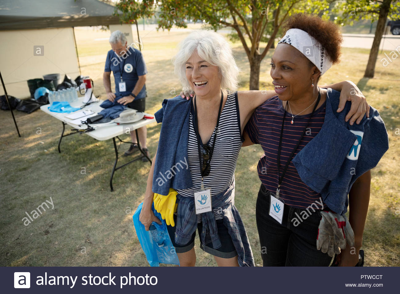 Volunteering outdoors hi-res stock photography and images - Alamy