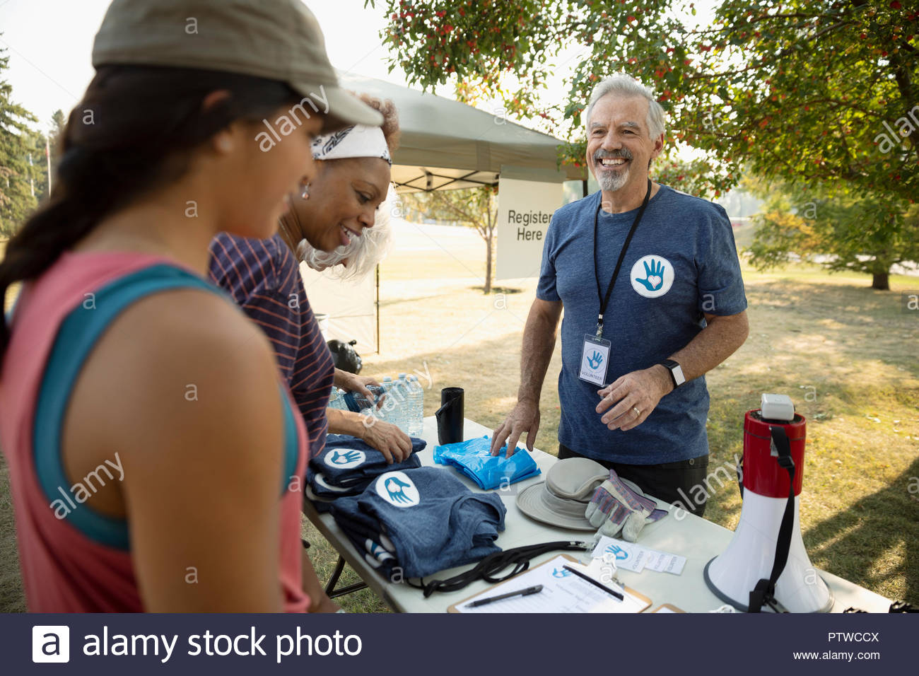 Group seniors table hi-res stock photography and images - Alamy