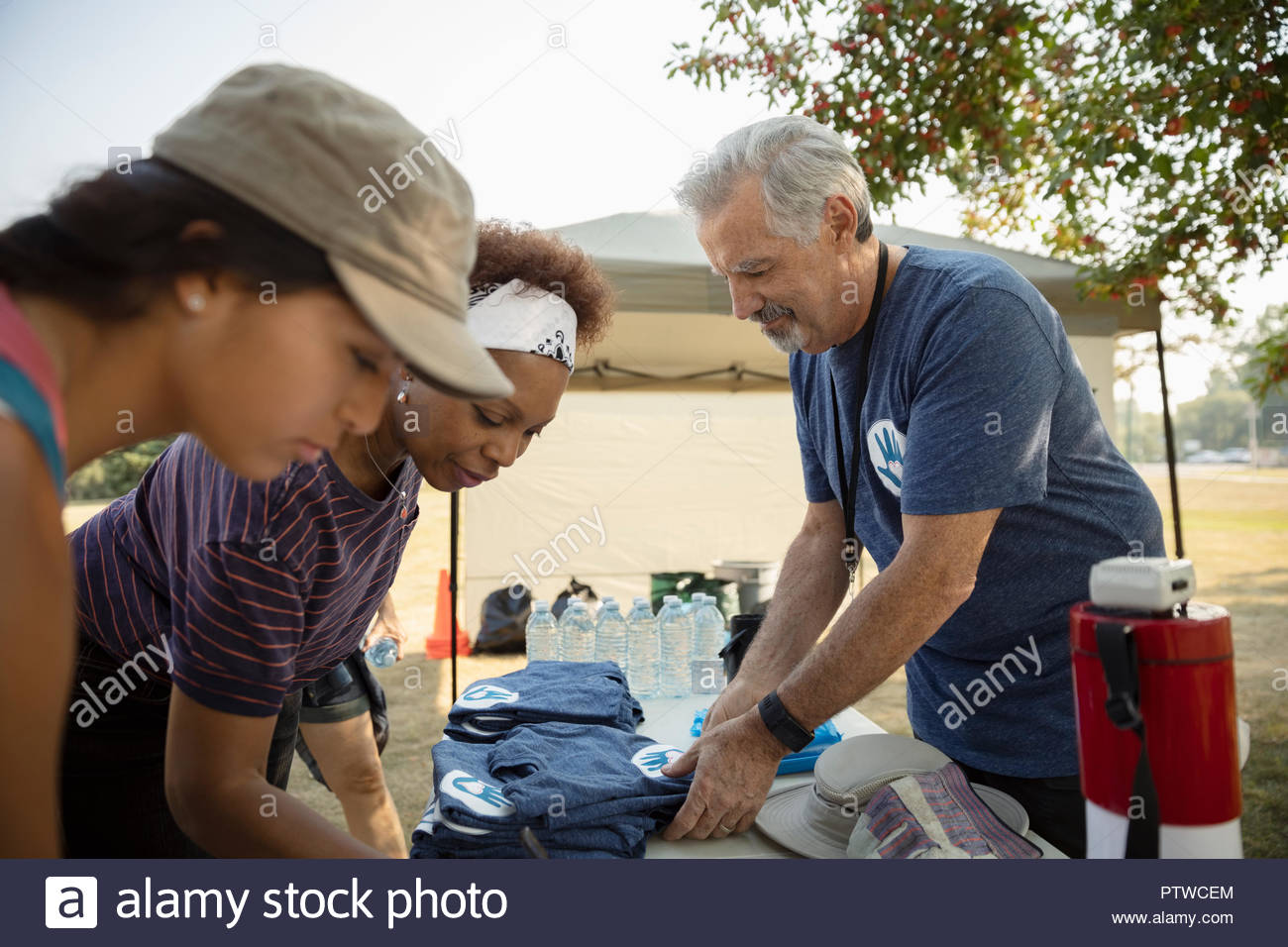 Volunteers working table hi-res stock photography and images - Alamy