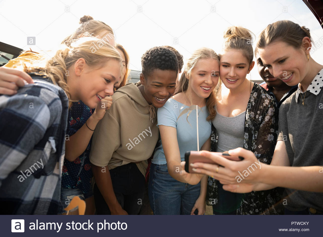 Group of teenagers using phone hi-res stock photography and images - Alamy