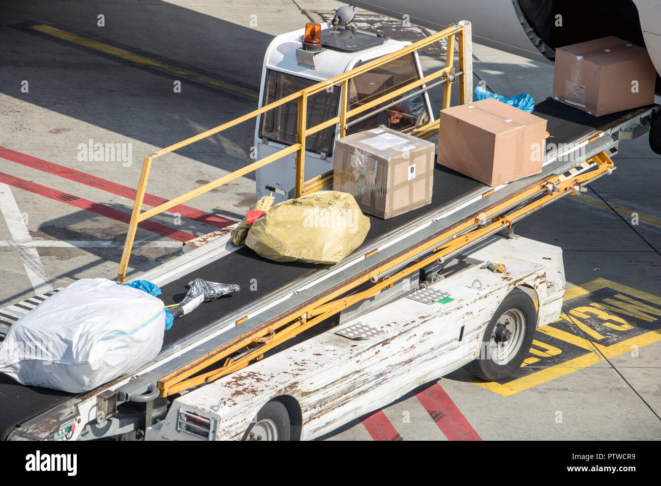 Luggage plane load hi-res stock photography and images - Alamy