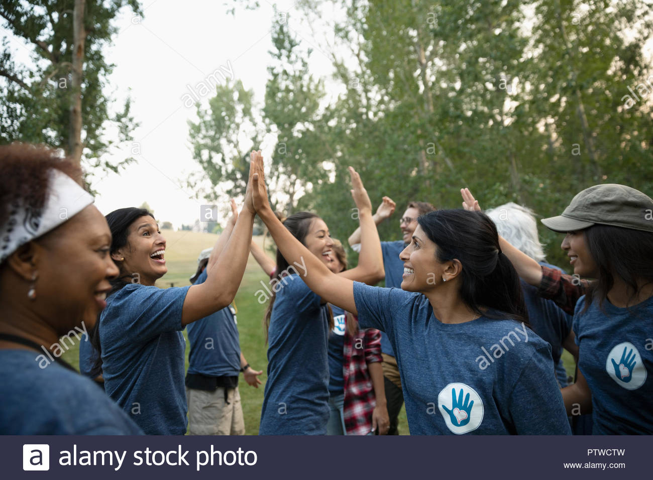 Girls high fiving hi-res stock photography and images - Alamy