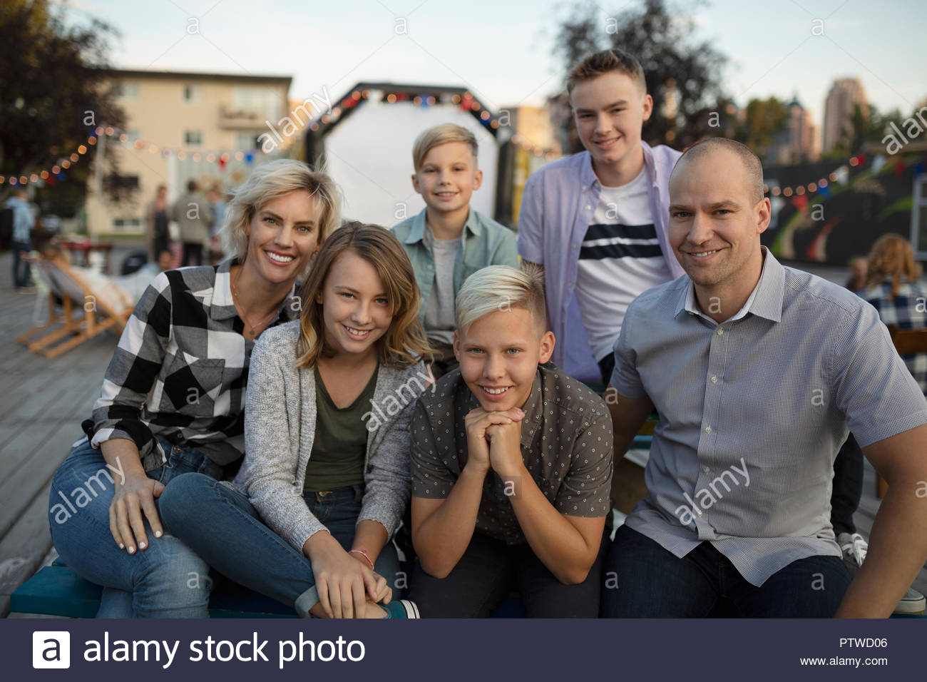 Family smiling together park hi-res stock photography and images - Alamy