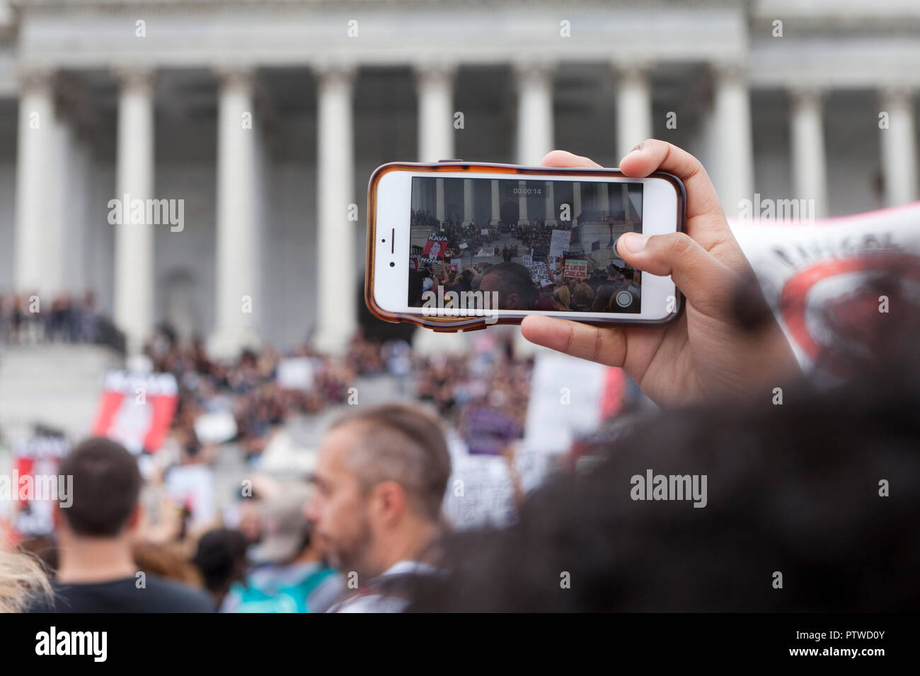 Filming iphone hi-res stock photography and images - Alamy