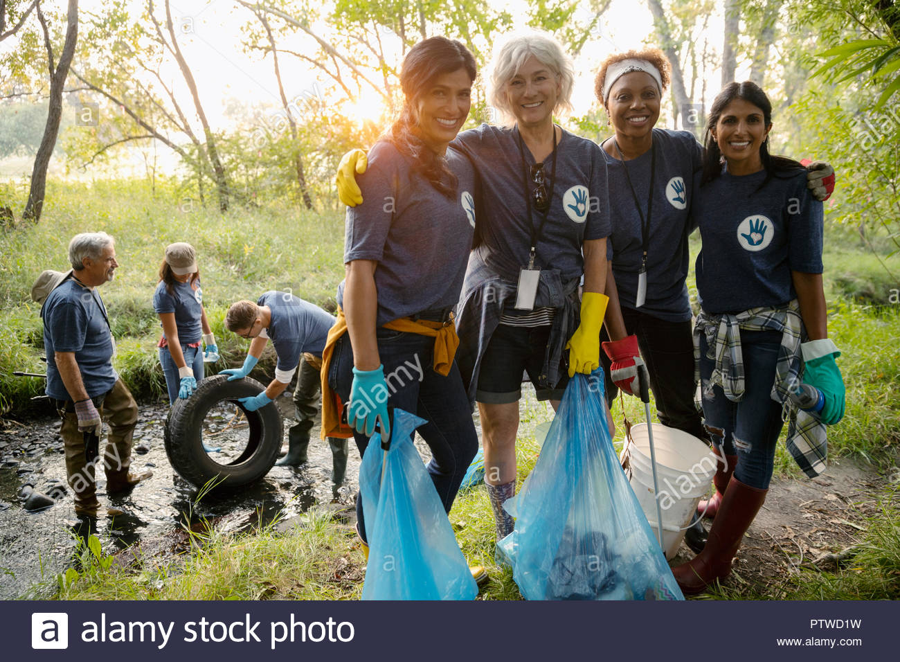 Women with garbage bag hi-res stock photography and images - Alamy