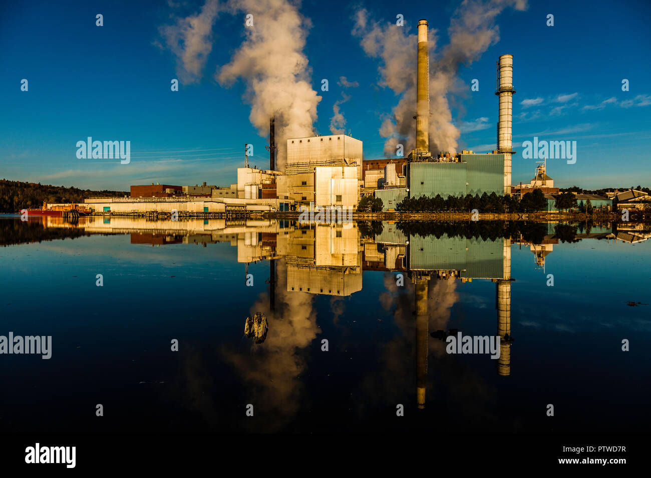 Verso paper mill hi-res stock photography and images - Alamy