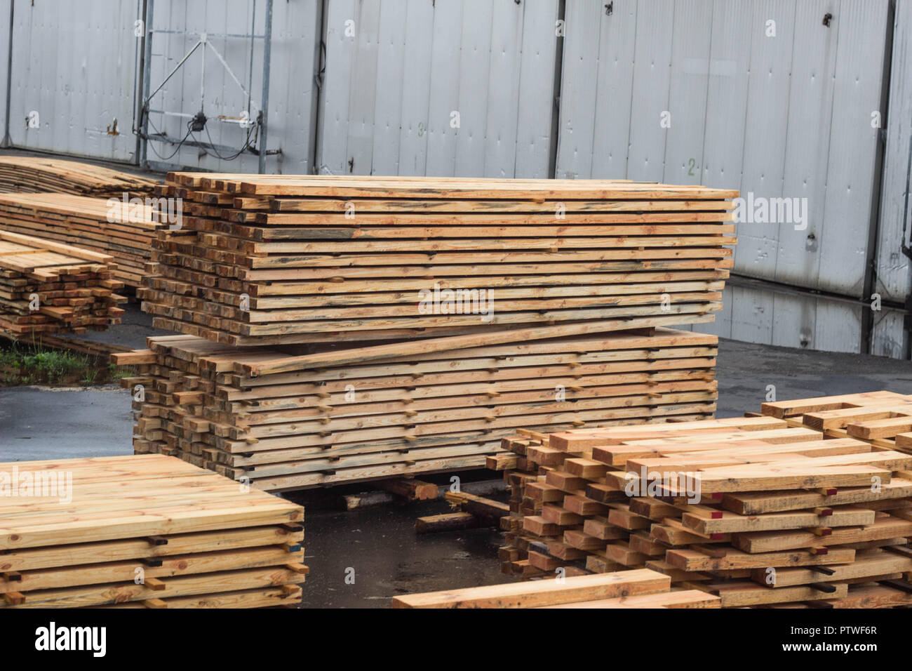 Pile planking hi-res stock photography and images - Alamy