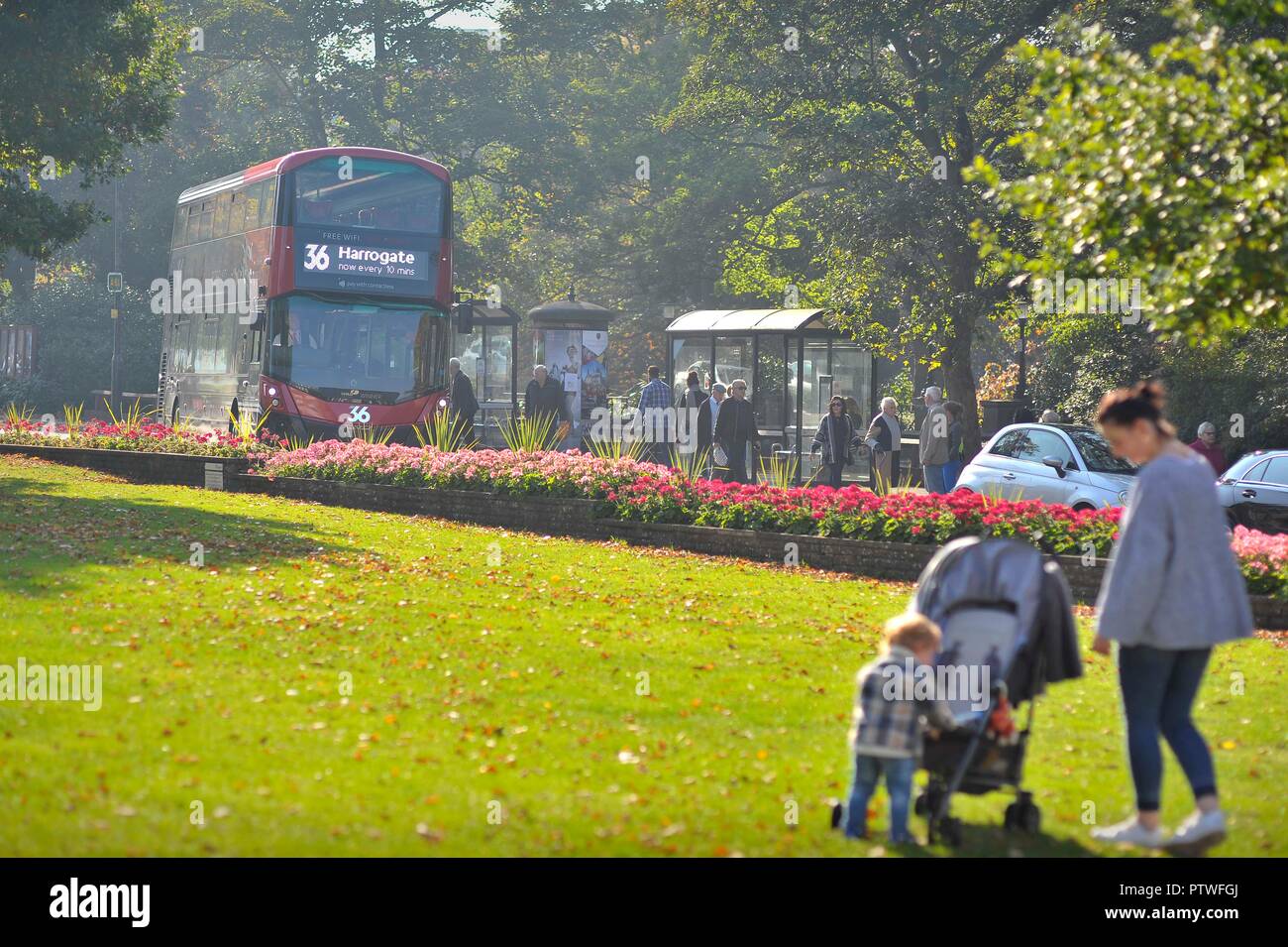 Harrogate 36 bus hi-res stock photography and images - Alamy