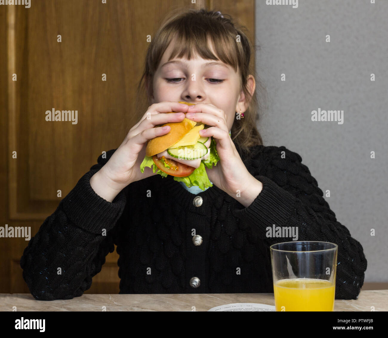 School girl eating lunch hi-res stock photography and images - Alamy