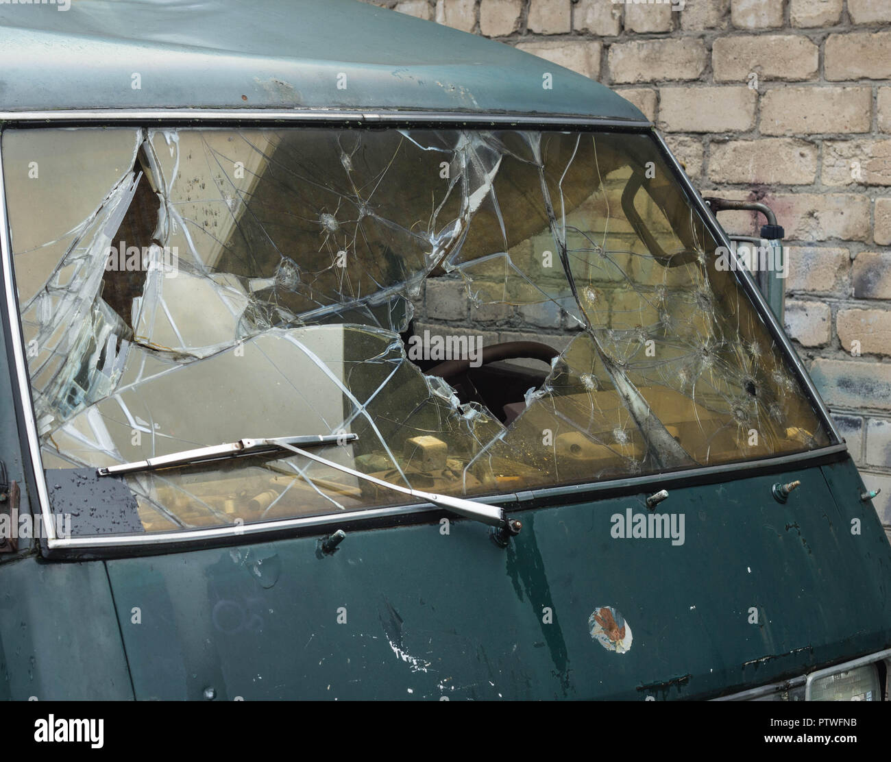 Car bullet holes hi-res stock photography and images - Alamy
