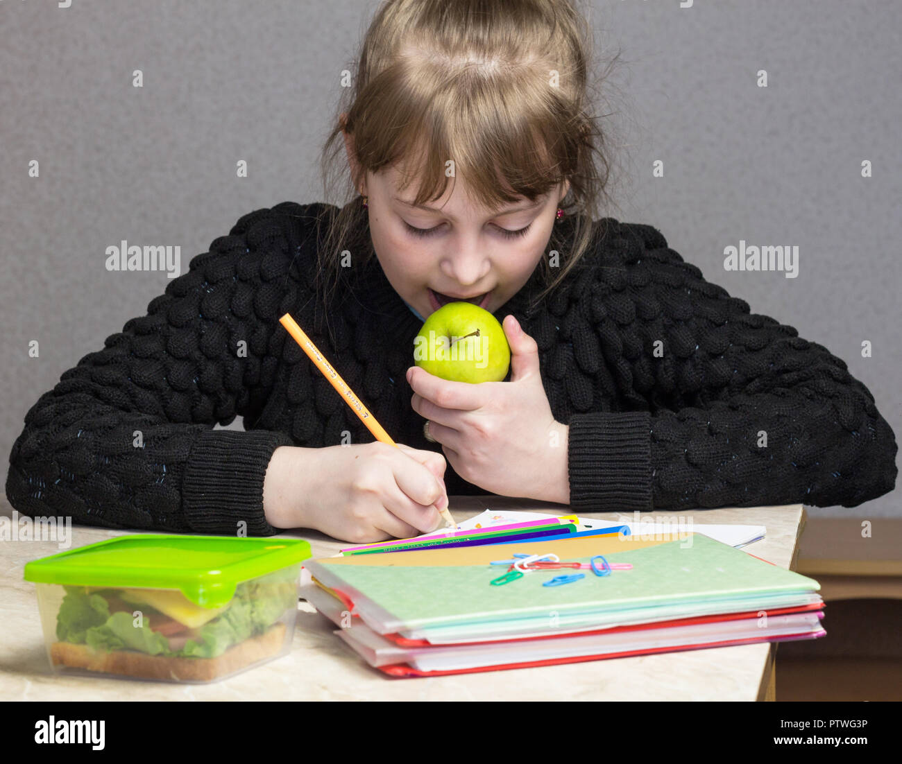 Schoolchildren eating lunch hi-res stock photography and images - Alamy
