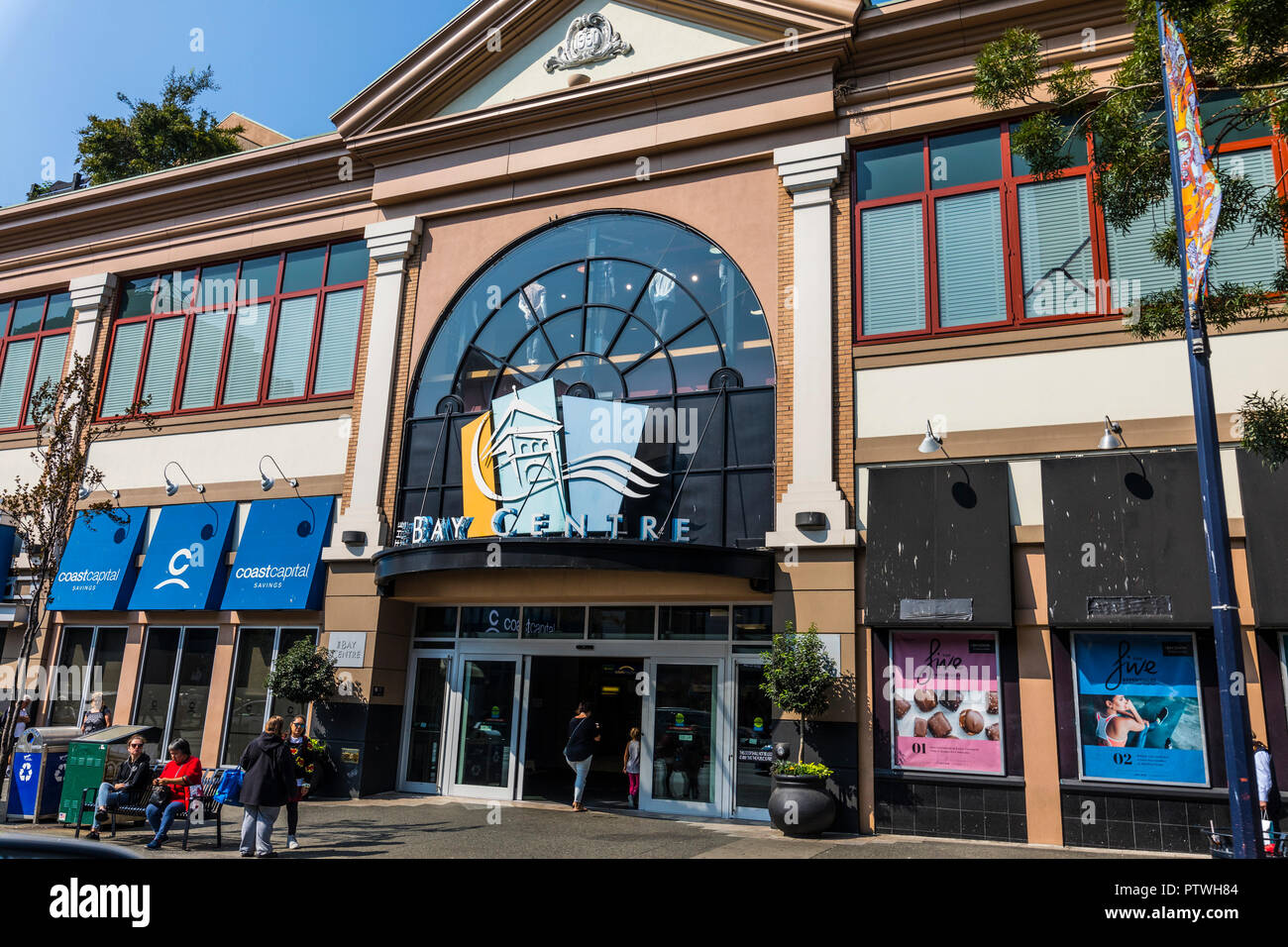 The city of vancouver shopping centre hi-res stock photography and ...
