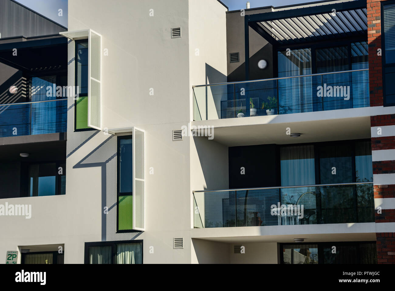 Glass walls of modern building hi-res stock photography and images - Alamy