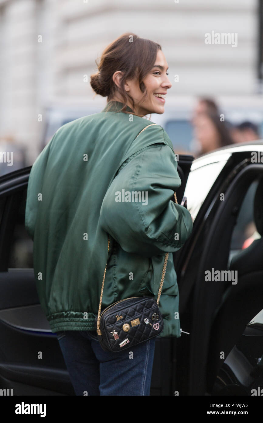 Alexa chung london street style hi-res stock photography and images - Alamy