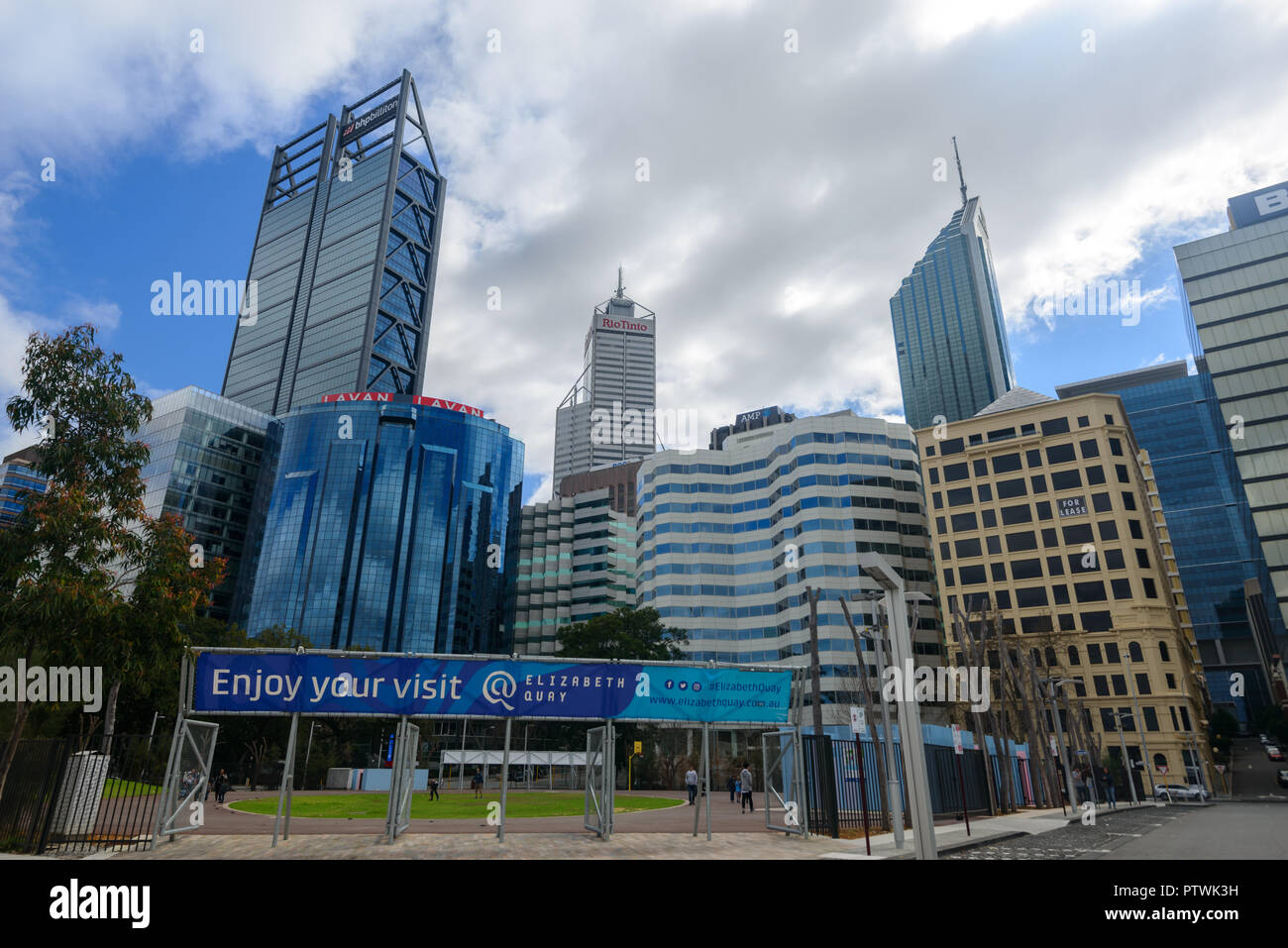 Black and white, Allendale Square, Skyscraper in central Business ...