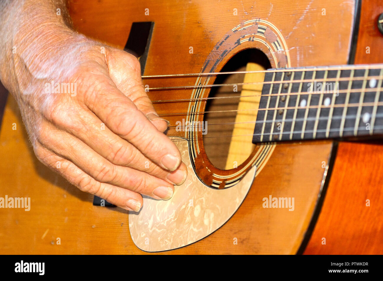 Hand play guitar hi-res stock photography and images - Alamy
