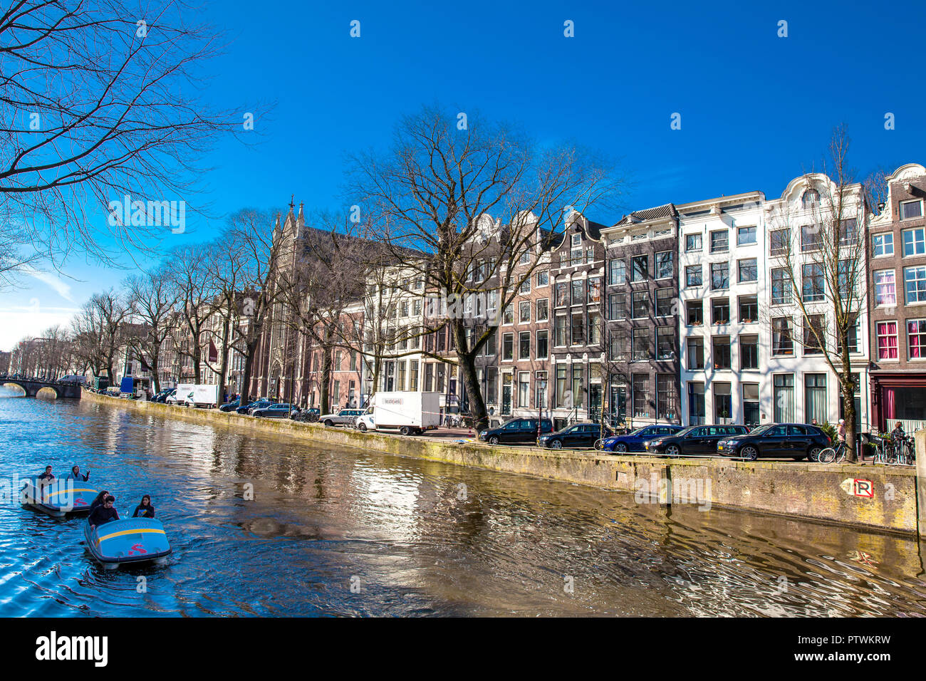 Canals, boats and beautiful architecture at the Old Central district in ...