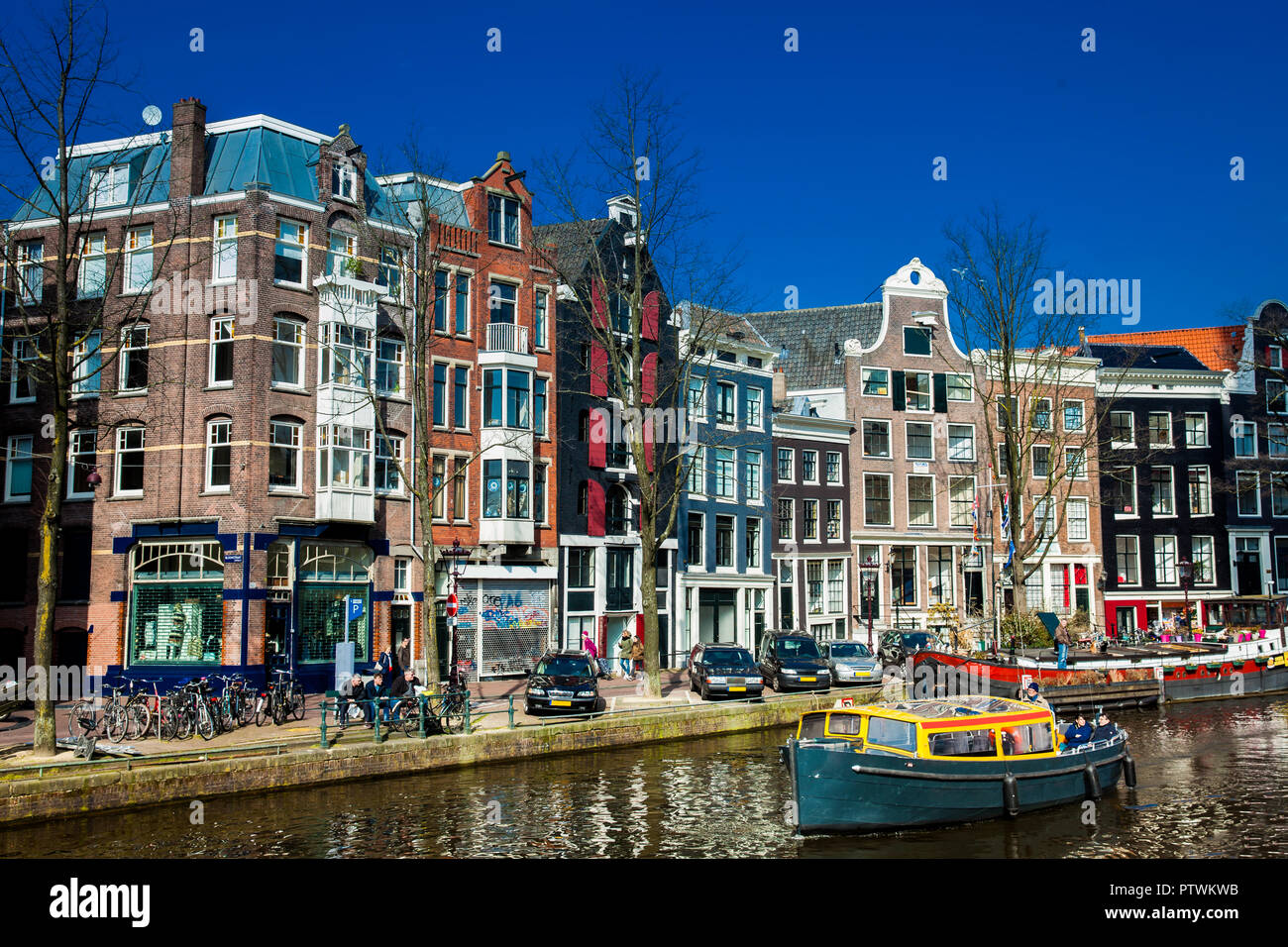 Canals, boats and beautiful architecture at the Old Central district in ...
