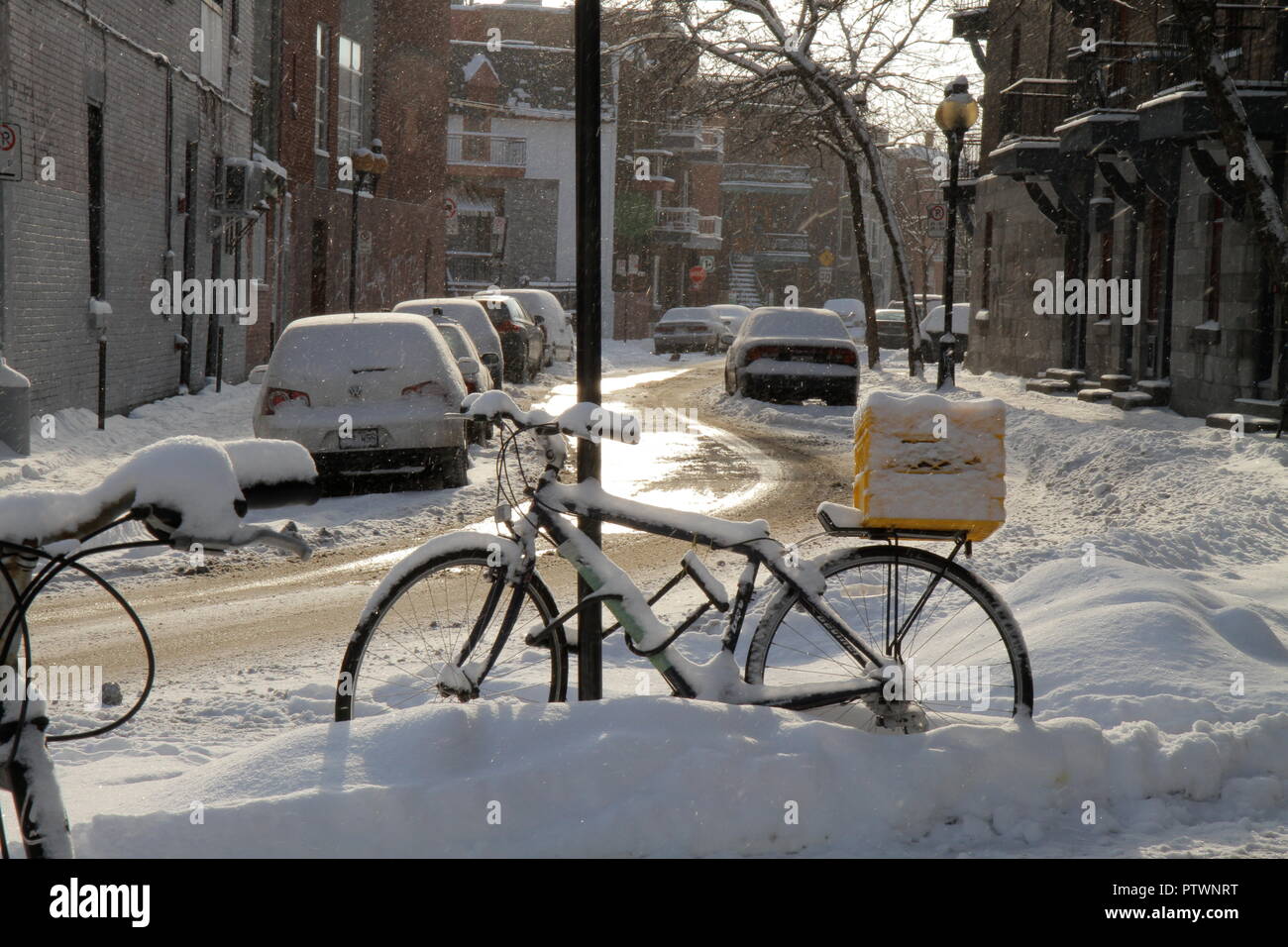 Montreal snow street hi-res stock photography and images - Alamy