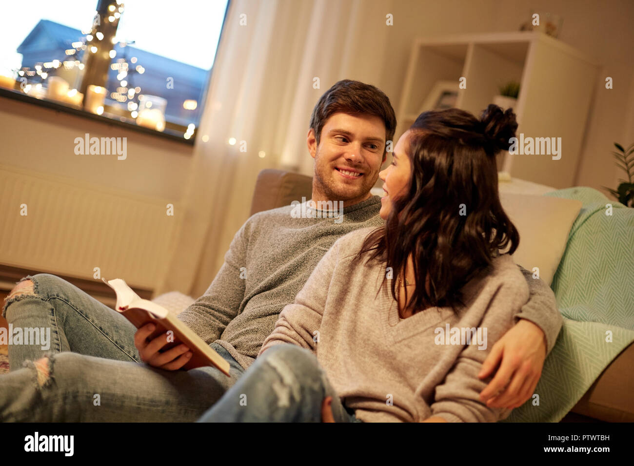 Romantic couple reading book hi-res stock photography and images - Alamy