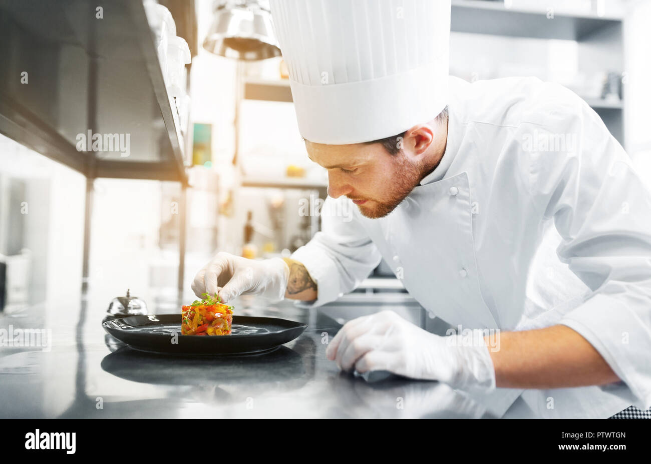 Kitchen chef decorating plate hi-res stock photography and images - Alamy