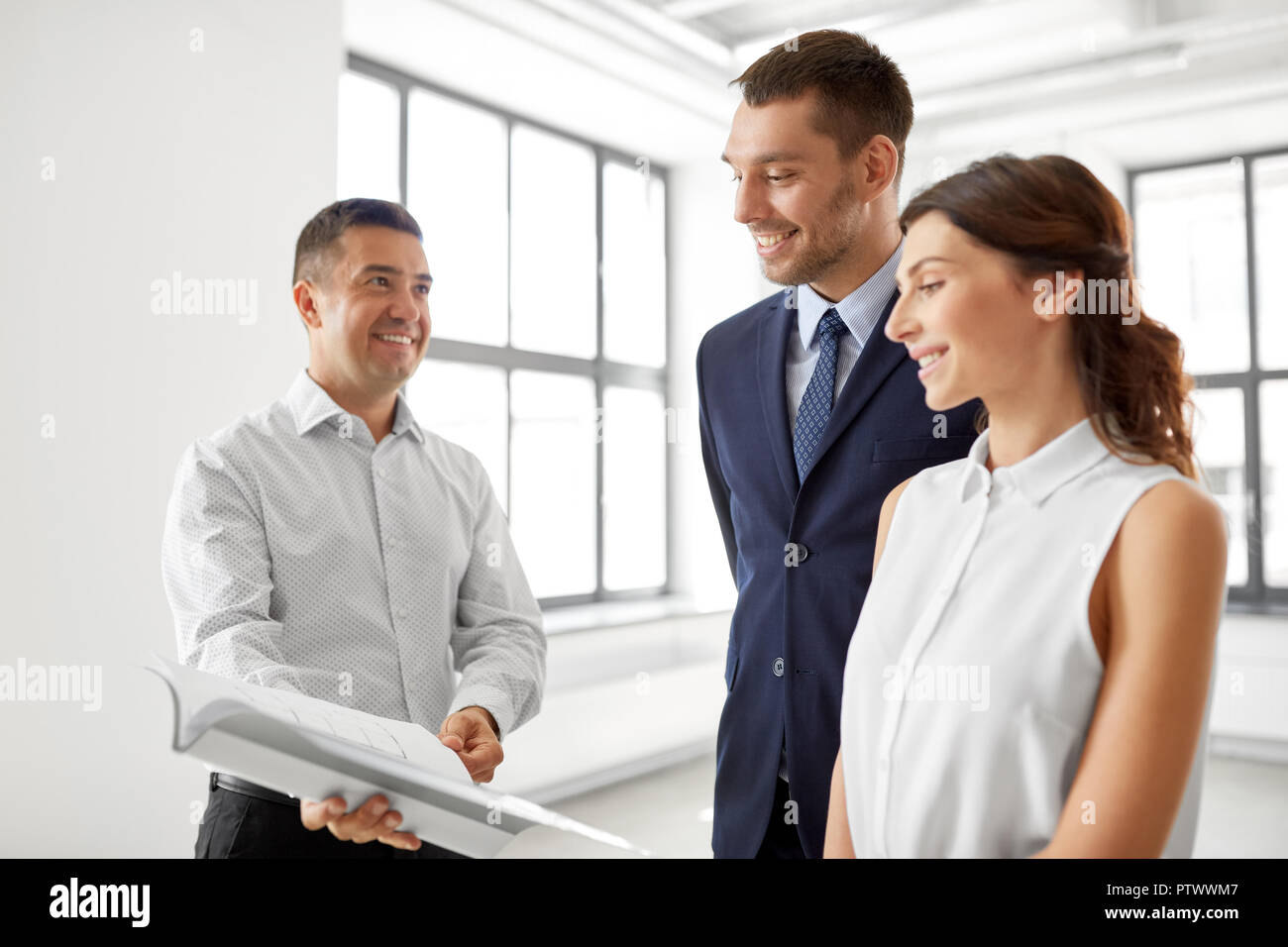 realtor with folder showing documents to customers Stock Photo - Alamy