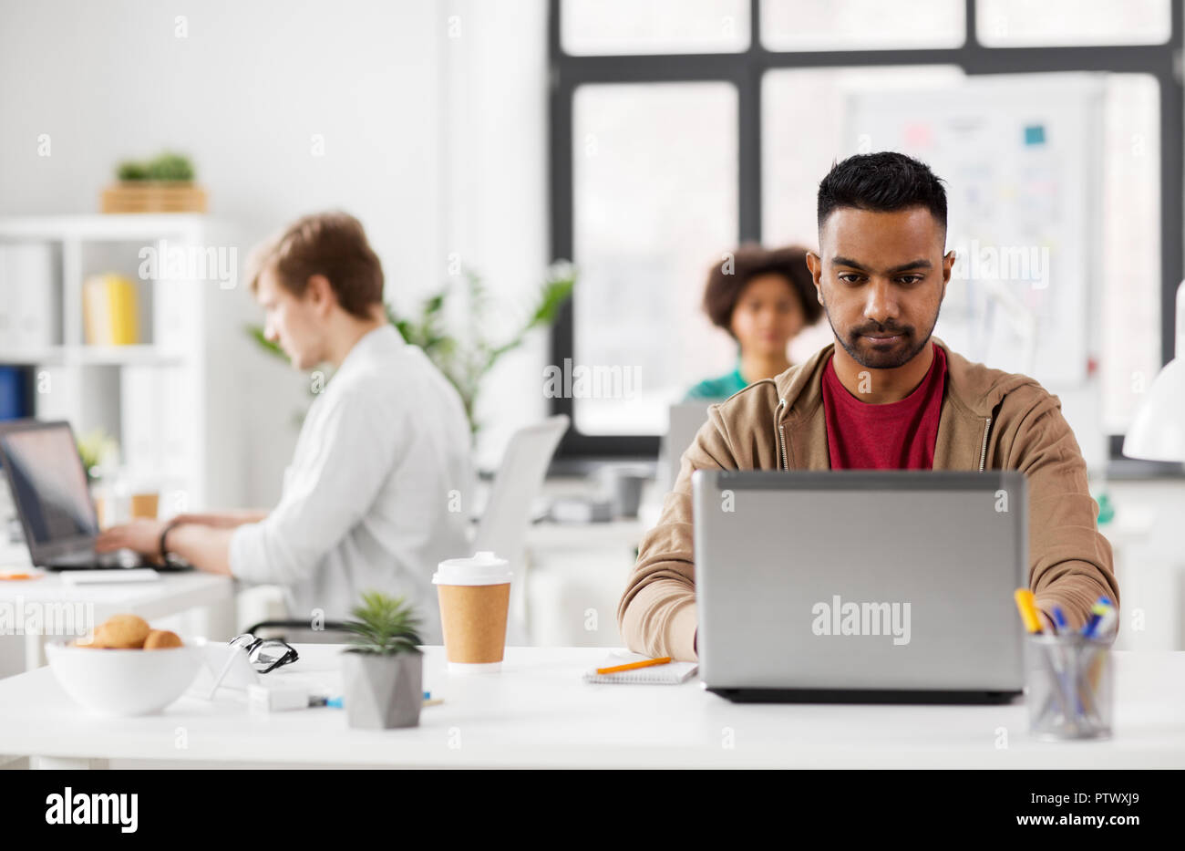 Indian woman computer office hi-res stock photography and images - Alamy