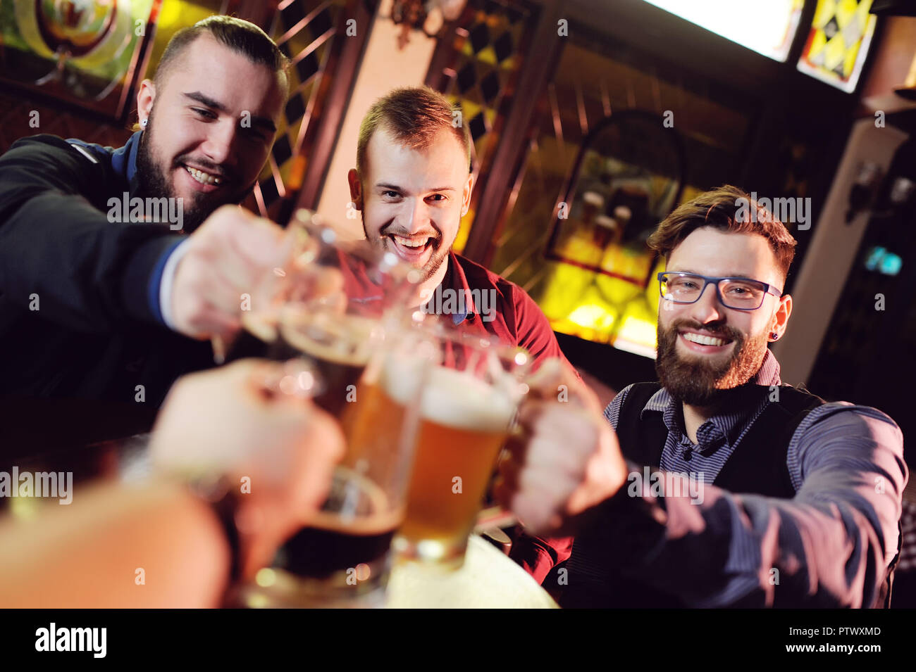 Clinking beer mugs hi-res stock photography and images - Alamy