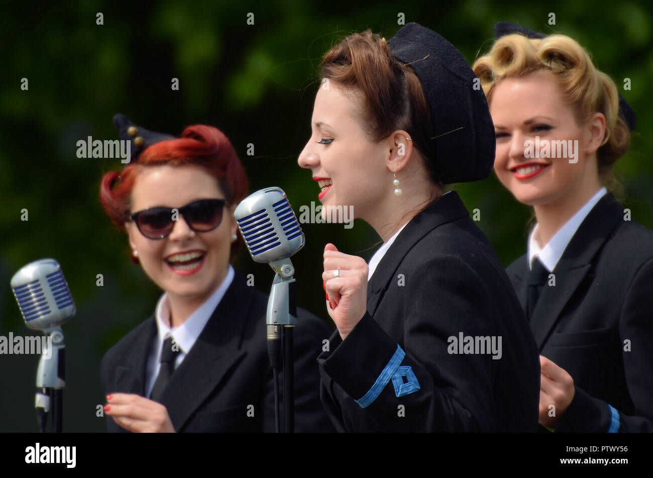 1940s singers hi-res stock photography and images - Alamy