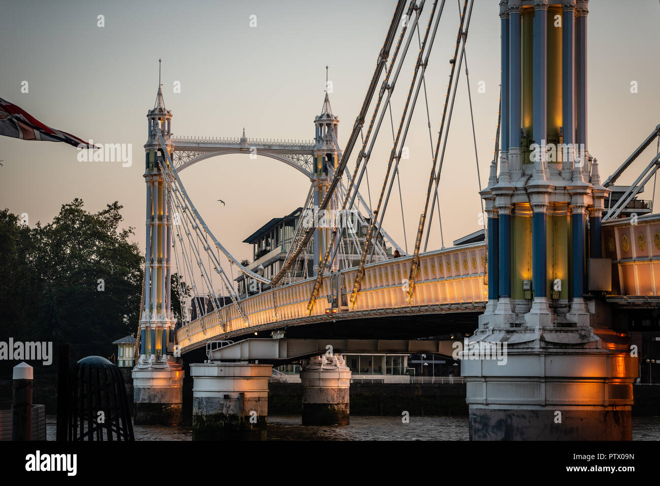 London albert bridge thames sunset hi-res stock photography and images ...