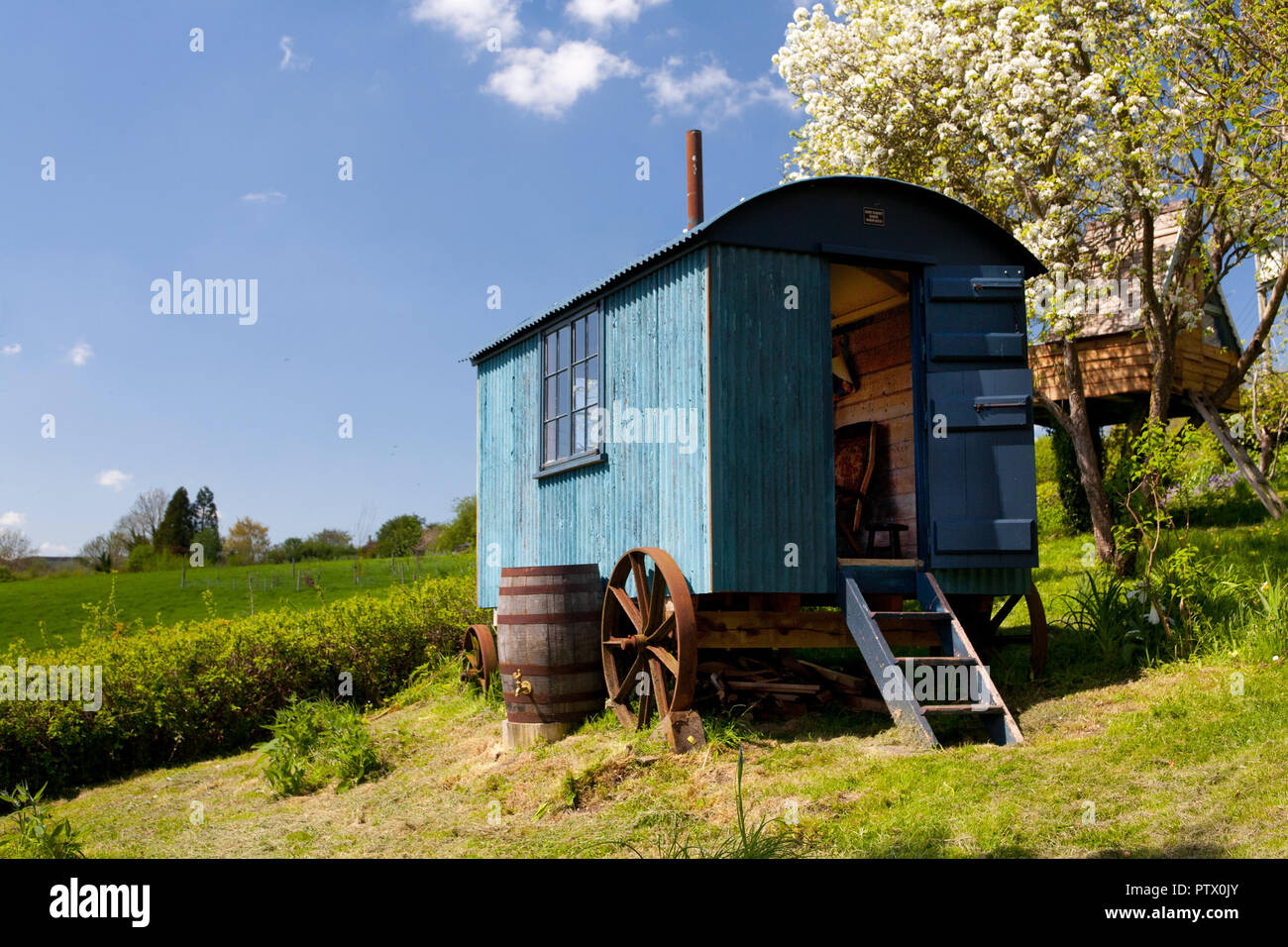 Shepherds hut field uk hi-res stock photography and images - Alamy