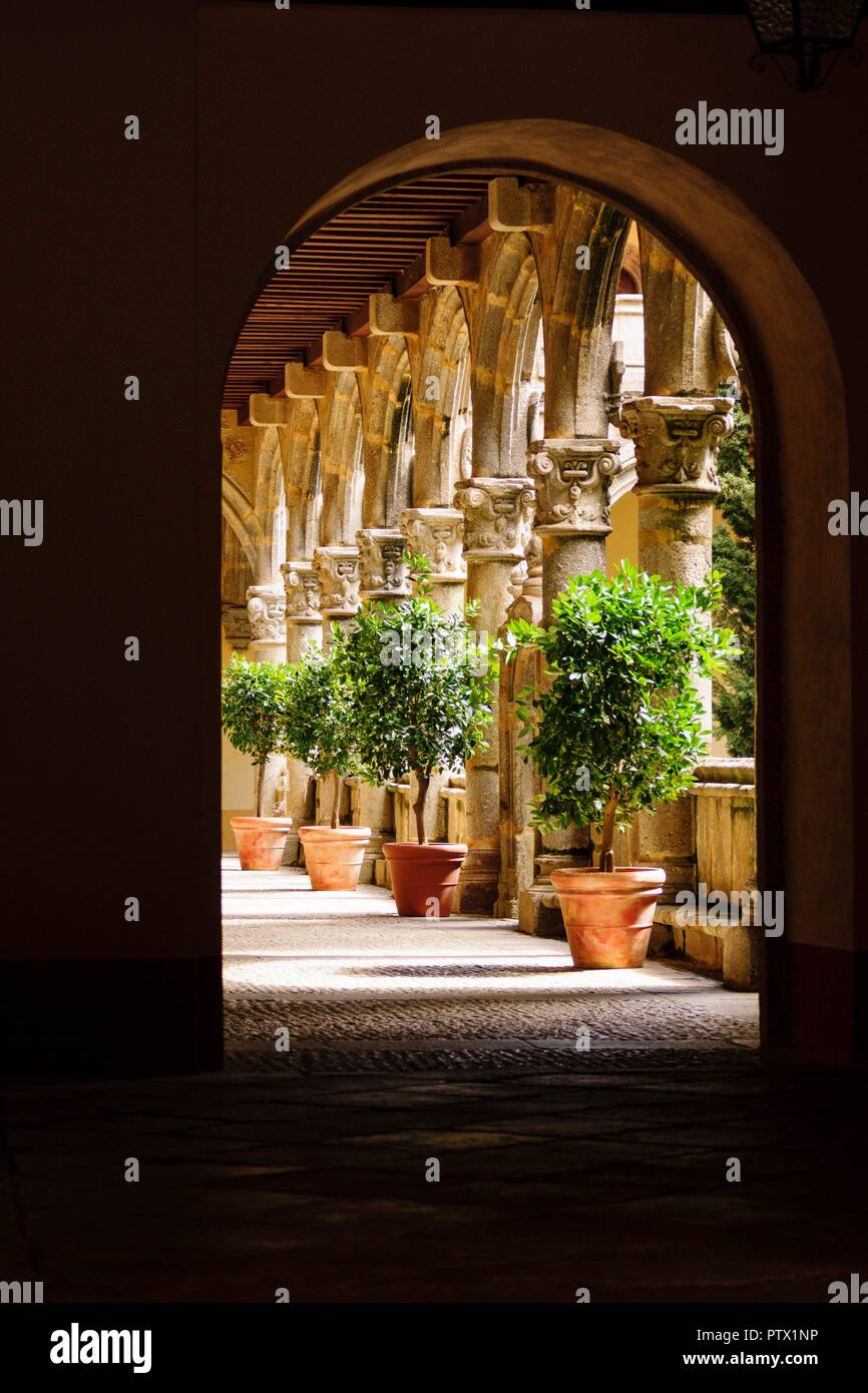 claustro renacentista, siglo XVI, Monasterio de San Jerónimo de Yuste ...