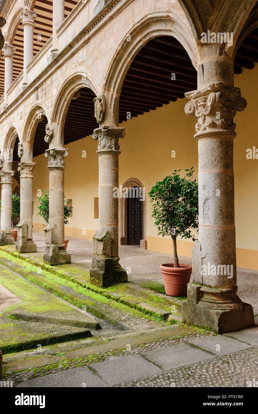 claustro renacentista, siglo XVI, Monasterio de San Jerónimo de Yuste ...
