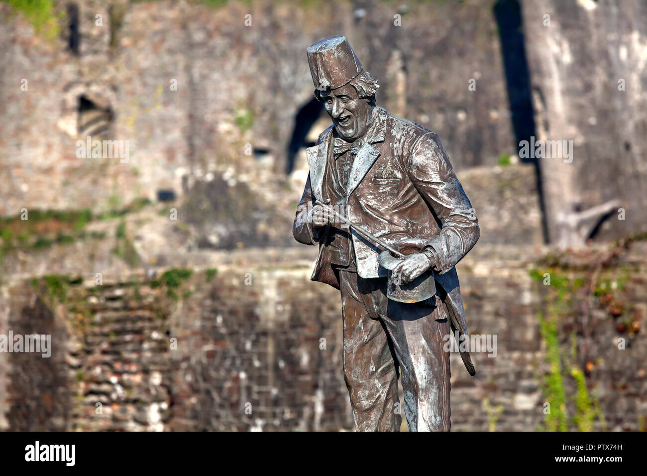 Tommy cooper magic hi-res stock photography and images - Alamy