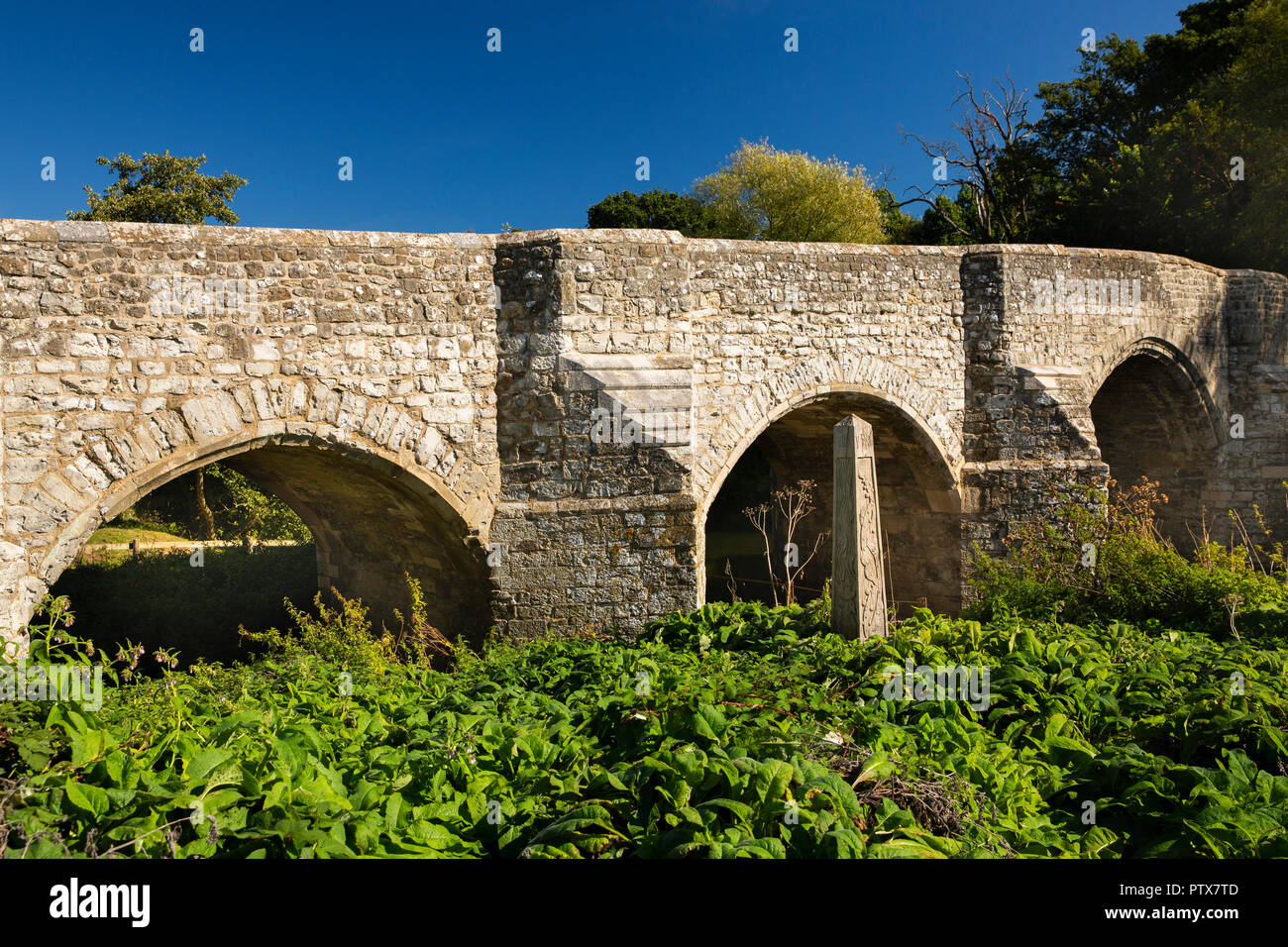 UK, Kent, Maidstone, Teston, ancient C14th o C15th bridge over River ...