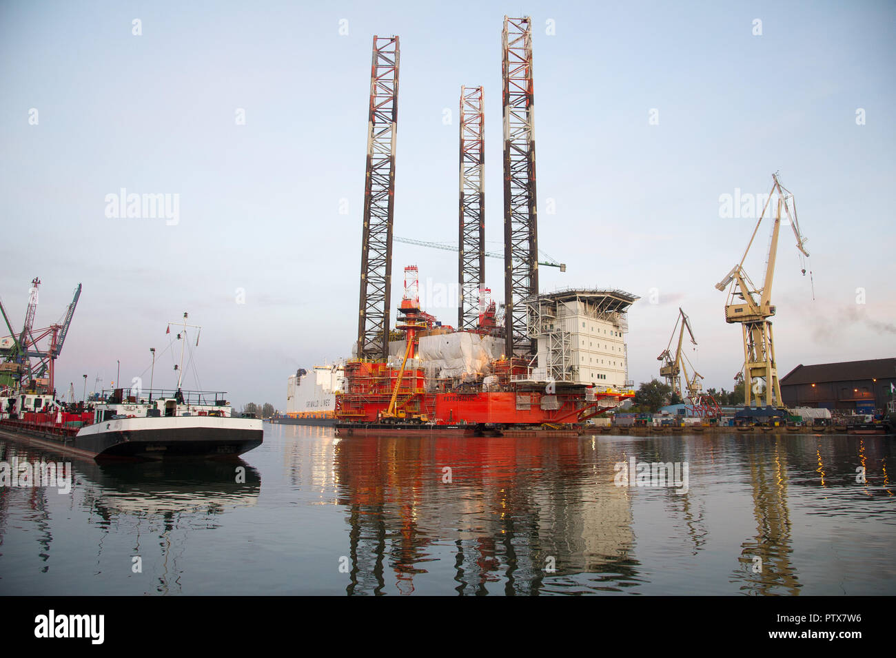 Rig oil ship yard illustration hi-res stock photography and images - Alamy