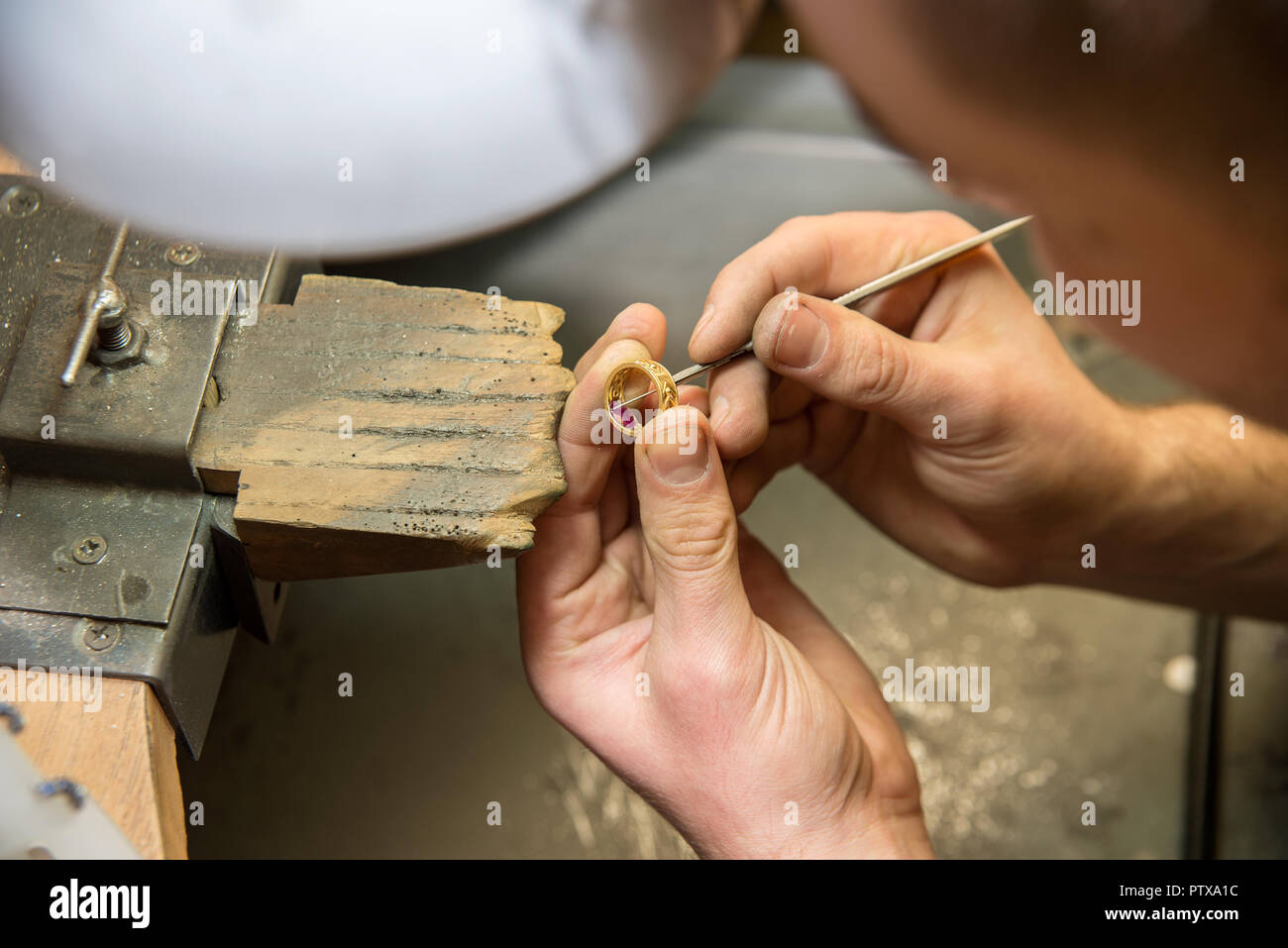 jeweler makes a piece of jewelry in the workplace Stock Photo - Alamy