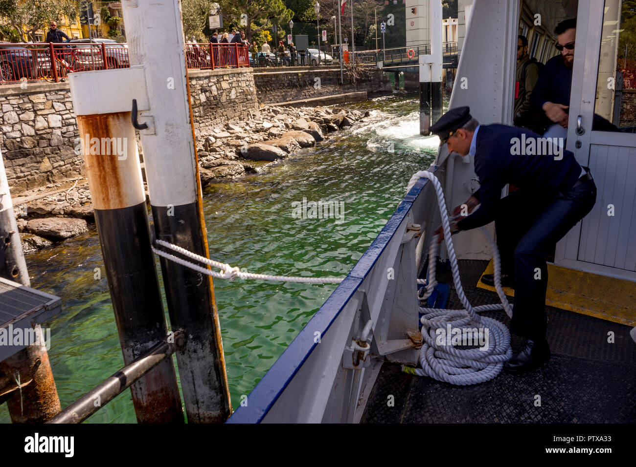 Untying rope hi-res stock photography and images - Alamy