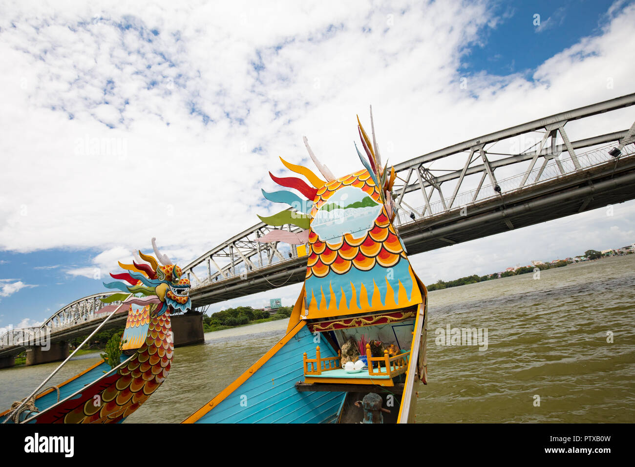 Dragon boat on perfume river hue hi-res stock photography and images ...
