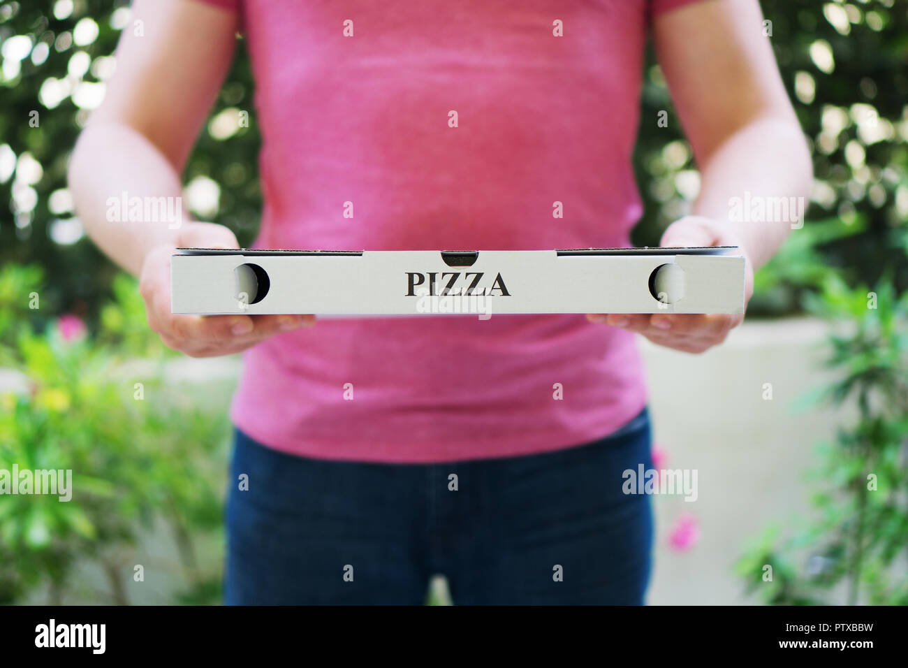Man with pizza box hi-res stock photography and images - Alamy
