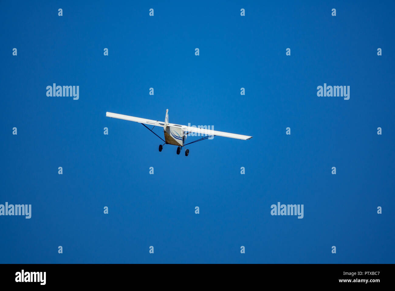 Light aircraft flying hi-res stock photography and images - Alamy