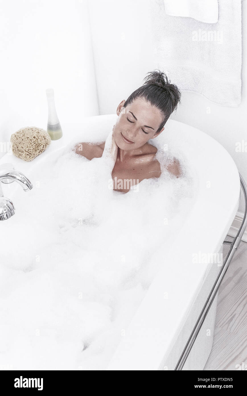 Frau Badewanne High Resolution Stock Photography and Images - Alamy