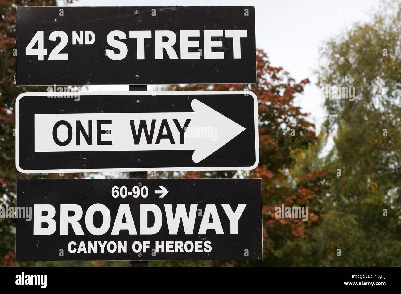 42nd street sign hi-res stock photography and images - Alamy