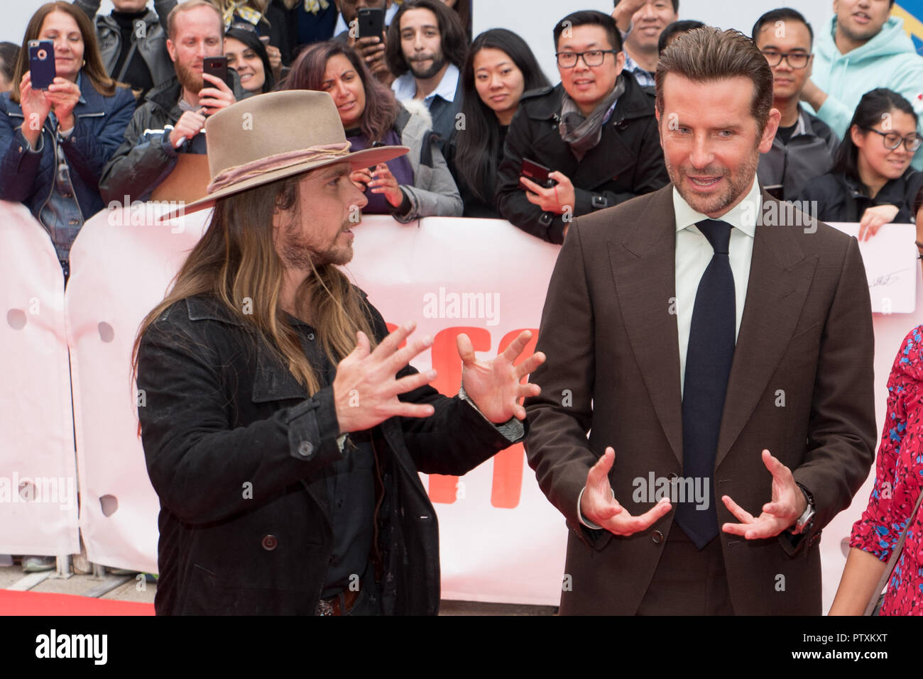 Lukas nelson bradley cooper hi-res stock photography and images - Alamy