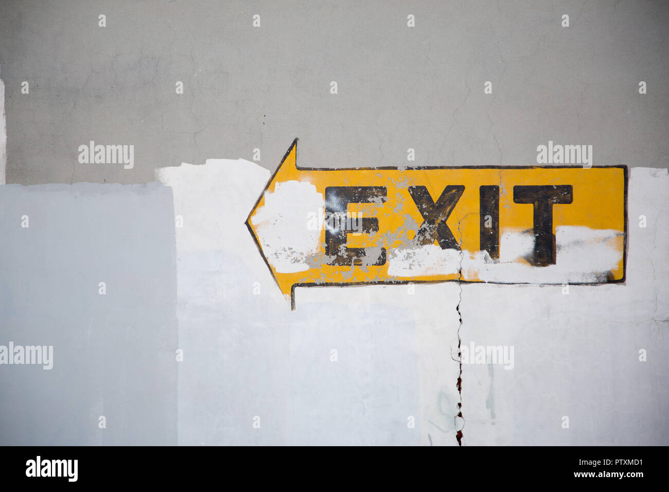 Exit sign with arrow hi-res stock photography and images - Alamy