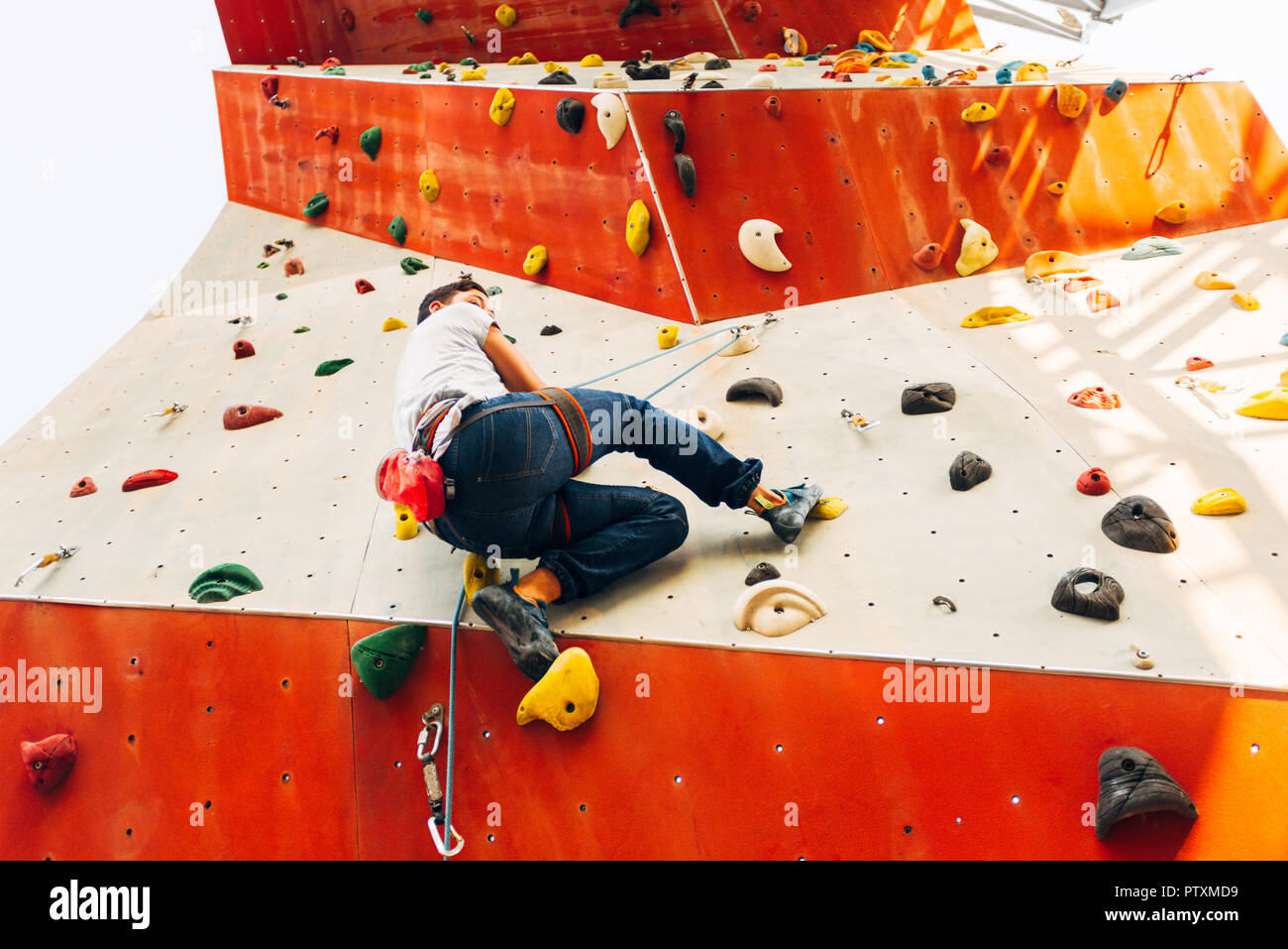 Free climber man climbing up on bouldering Stock Photo - Alamy